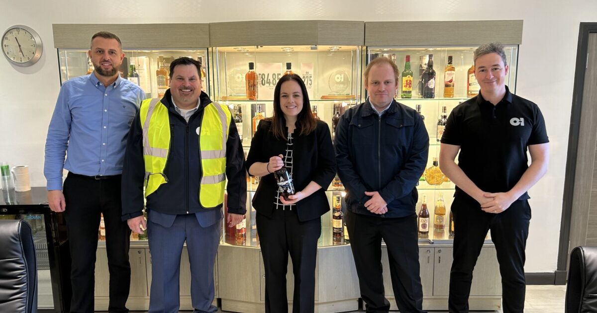 O-I welcomes Scottish minister to Alloa glass site